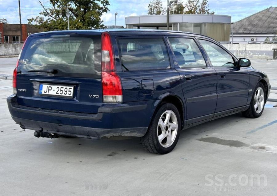 Zils Volvo V70 2000 Rīga, ar dzinēja tilpumu 2.50 L un nobraukumu 472 tūkst. km par 1350 €, foto 4 vietnē AUTOMOTO.COM.LV
