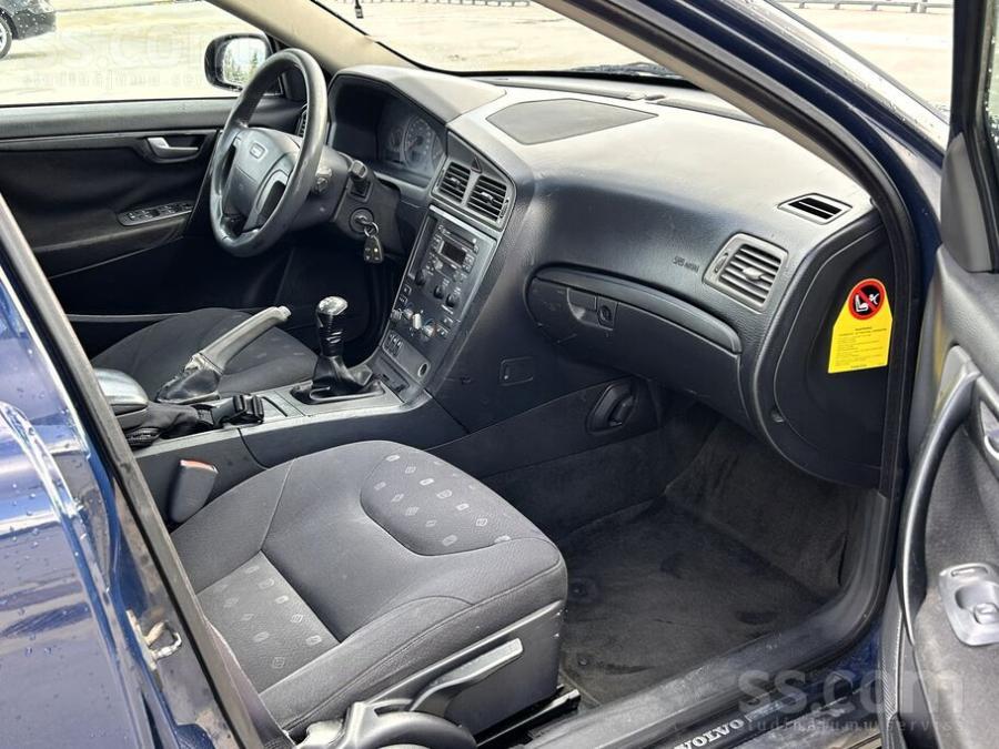 Zils Volvo V70 2000 Rīga, ar dzinēja tilpumu 2.50 L un nobraukumu 472 tūkst. km par 1350 €, foto 8 vietnē AUTOMOTO.COM.LV