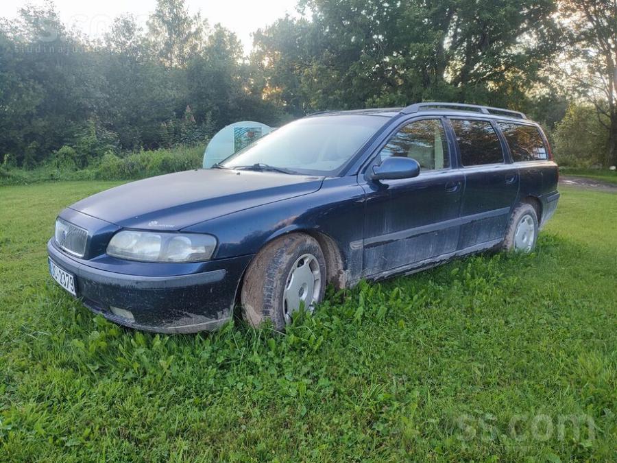 Blue Volvo V70 2001 in Gulbene, with an engine capacity of 2.50 L and mileage of 378 thousand km for 500 €, photo 1 on AUTOMOTO.COM.LV
