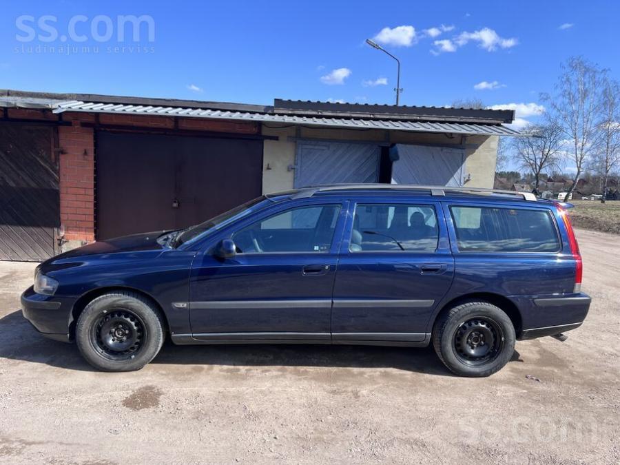 Zils Volvo V70 2001 Cēsis, ar dzinēja tilpumu 2.50 L un nobraukumu 350 tūkst. km par 1500 €, foto 1 vietnē AUTOMOTO.COM.LV