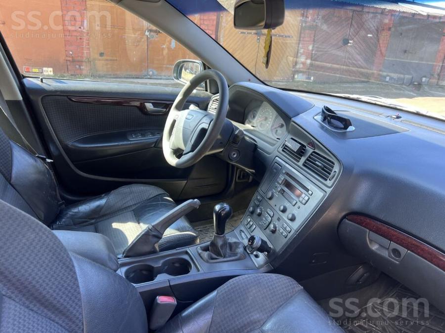 Zils Volvo V70 2001 Cēsis, ar dzinēja tilpumu 2.50 L un nobraukumu 350 tūkst. km par 1500 €, foto 8 vietnē AUTOMOTO.COM.LV