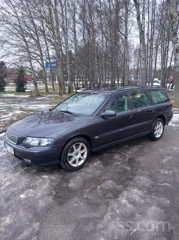 Zils Volvo V70 2001 Rīga, ar dzinēja tilpumu 2.40 L un nobraukumu 446 tūkst. km par 1550 €, foto 1 vietnē AUTOMOTO.COM.LV