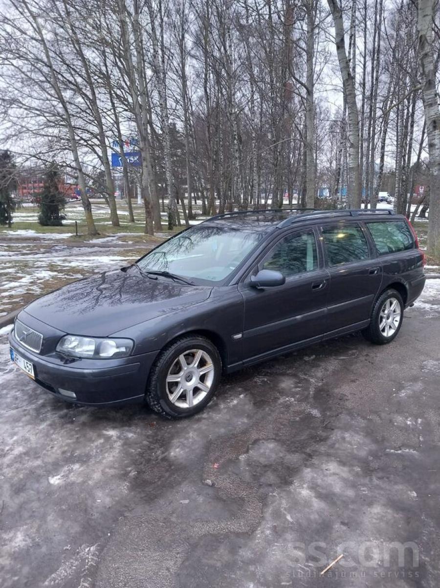 Blue Volvo V70 2001 in Riga, with an engine capacity of 2.40 L and mileage of 446 thousand km for 1550 €, photo 1 on AUTOMOTO.COM.LV