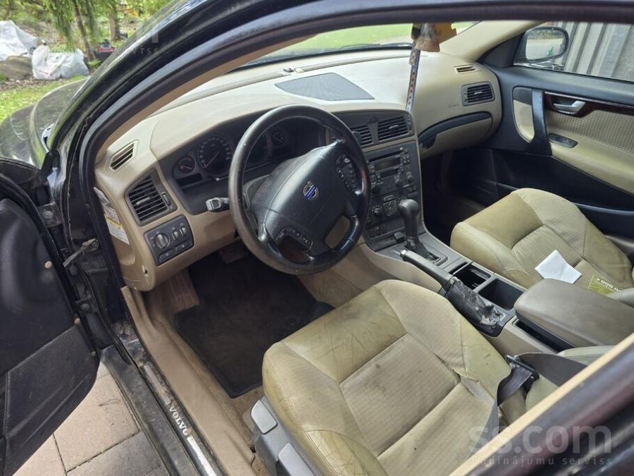 Zils Volvo V70 2001 Ogre, ar dzinēja tilpumu 2.40 L un nobraukumu 429 tūkst. km par 650 €, foto 3 vietnē AUTOMOTO.COM.LV