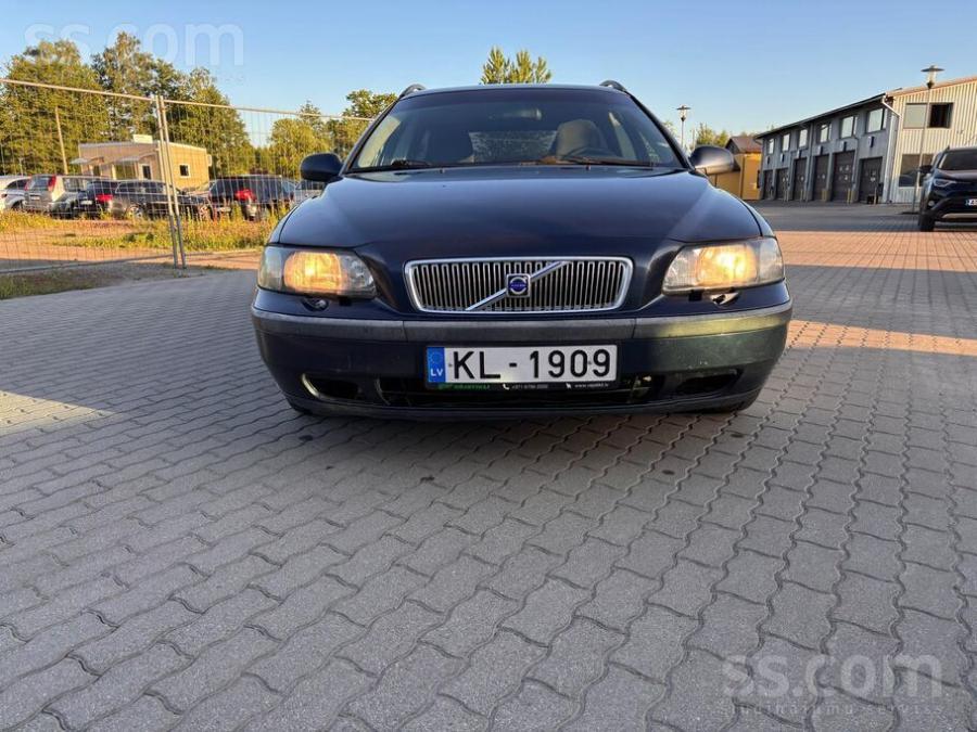 Zils Volvo V70 2001 Rīga, ar dzinēja tilpumu 2.40 L un nobraukumu 577 tūkst. km par 1100 €, foto 4 vietnē AUTOMOTO.COM.LV