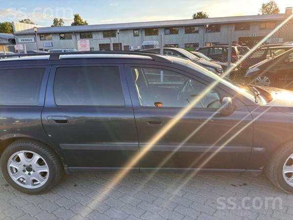 Blue Volvo V70 2001 in Riga, with an engine capacity of 2.40 L and mileage of 577 thousand km for 1100 €, photo 4 on AUTOMOTO.COM.LV