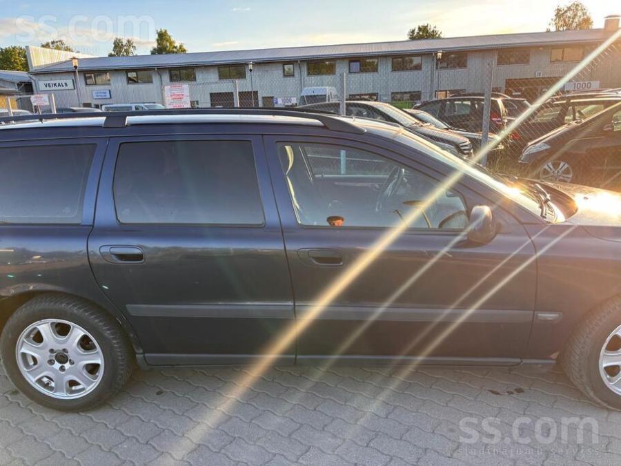 Zils Volvo V70 2001 Rīga, ar dzinēja tilpumu 2.40 L un nobraukumu 577 tūkst. km par 1100 €, foto 5 vietnē AUTOMOTO.COM.LV