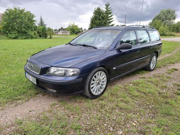 Zils Volvo V70 2001 Pakruojis, ar dzinēja tilpumu 2.44 L un nobraukumu 215 tūkst. km par 750 €, foto 1 vietnē AUTOMOTO.COM.LV