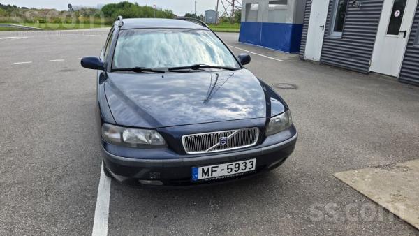 Blue Volvo V70 2001 in Riga, with an engine capacity of 2.40 L and mileage of 473 thousand km for 2000 €, photo 1 on AUTOMOTO.COM.LV