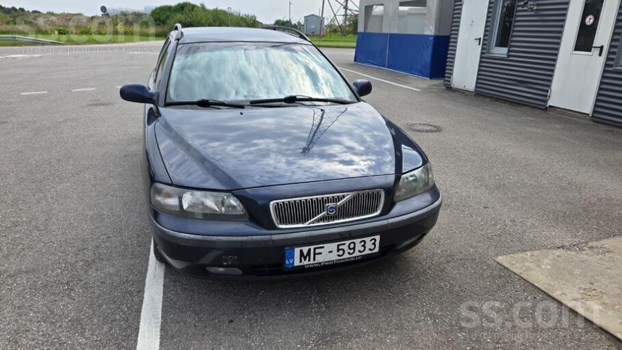 Blue Volvo V70 2001 in Riga, with an engine capacity of 2.40 L and mileage of 473 thousand km for 2000 €, photo 1 on AUTOMOTO.COM.LV