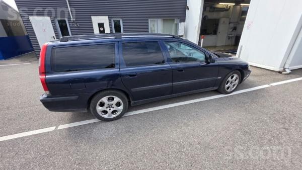 Blue Volvo V70 2001 in Riga, with an engine capacity of 2.40 L and mileage of 473 thousand km for 2000 €, photo 2 on AUTOMOTO.COM.LV
