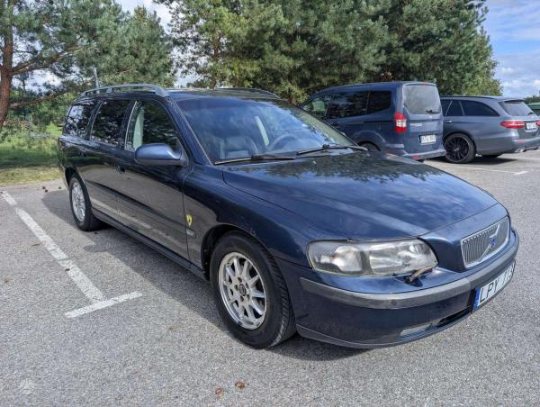 Blue Volvo V70 2001 in Klaipeda, with an engine capacity of 2.46 L and mileage of 530 thousand km for 950 €, photo 1 on AUTOMOTO.COM.LV