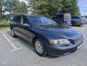 Blue Volvo V70 2001 in Klaipeda, with an engine capacity of 2.46 L and mileage of 530 thousand km for 950 €, photo  on AUTOMOTO.COM.LV