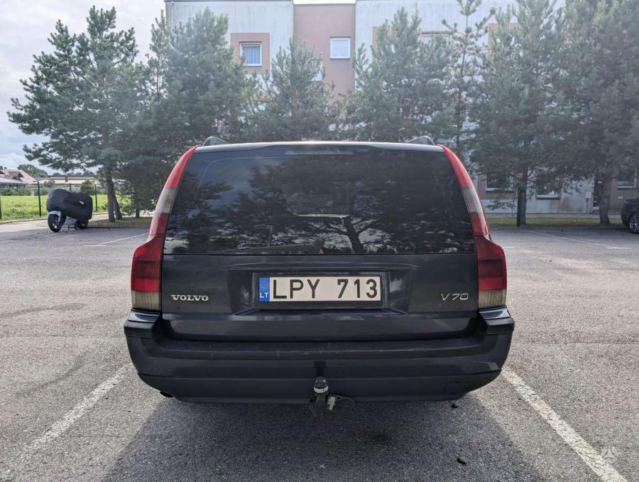 Blue Volvo V70 2001 in Klaipeda, with an engine capacity of 2.46 L and mileage of 530 thousand km for 950 €, photo 4 on AUTOMOTO.COM.LV