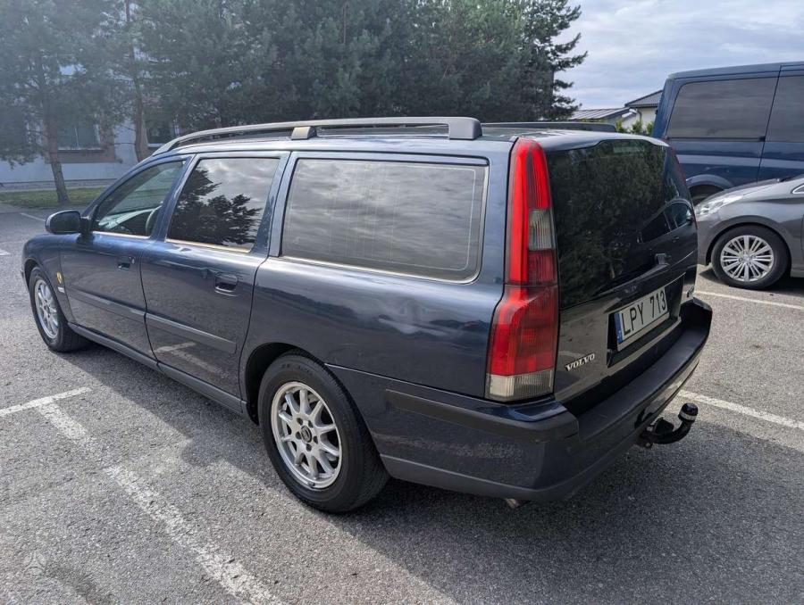 Blue Volvo V70 2001 in Klaipeda, with an engine capacity of 2.46 L and mileage of 530 thousand km for 950 €, photo 5 on AUTOMOTO.COM.LV