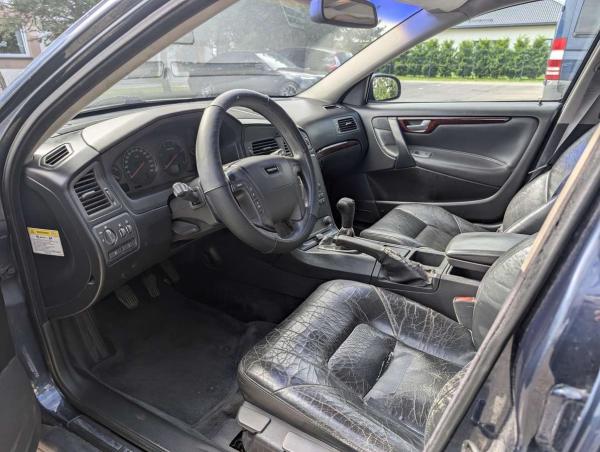 Blue Volvo V70 2001 in Klaipeda, with an engine capacity of 2.46 L and mileage of 530 thousand km for 950 €, photo 8 on AUTOMOTO.COM.LV