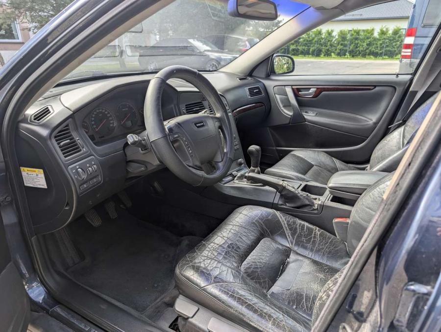 Blue Volvo V70 2001 in Klaipeda, with an engine capacity of 2.46 L and mileage of 530 thousand km for 950 €, photo 8 on AUTOMOTO.COM.LV