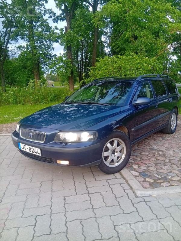 Blue Volvo V70 2002 in Jelgava, with an engine capacity of 2.40 L and mileage of 486 thousand km for 1550 €, photo 1 on AUTOMOTO.COM.LV