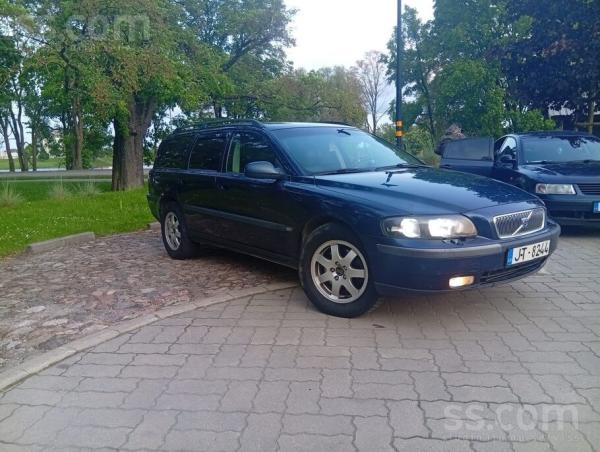 Blue Volvo V70 2002 in Jelgava, with an engine capacity of 2.40 L and mileage of 486 thousand km for 1550 €, photo 3 on AUTOMOTO.COM.LV