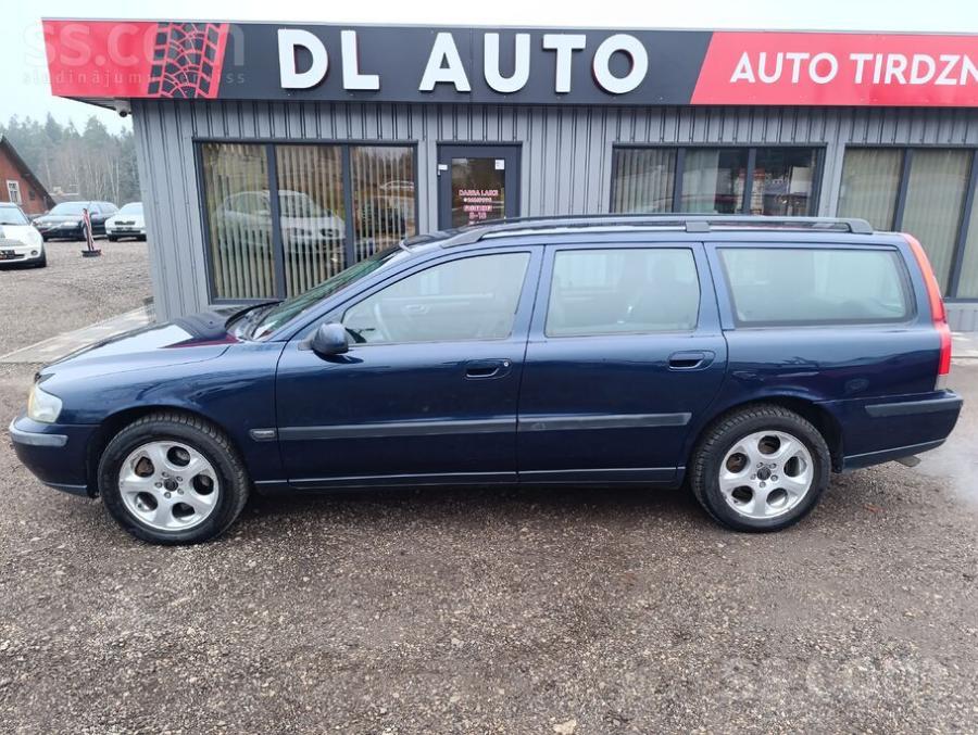 Blue Volvo V70 2002 in Valmiera, with an engine capacity of 2.50 L and mileage of 451 thousand km for 1950 €, photo 2 on AUTOMOTO.COM.LV