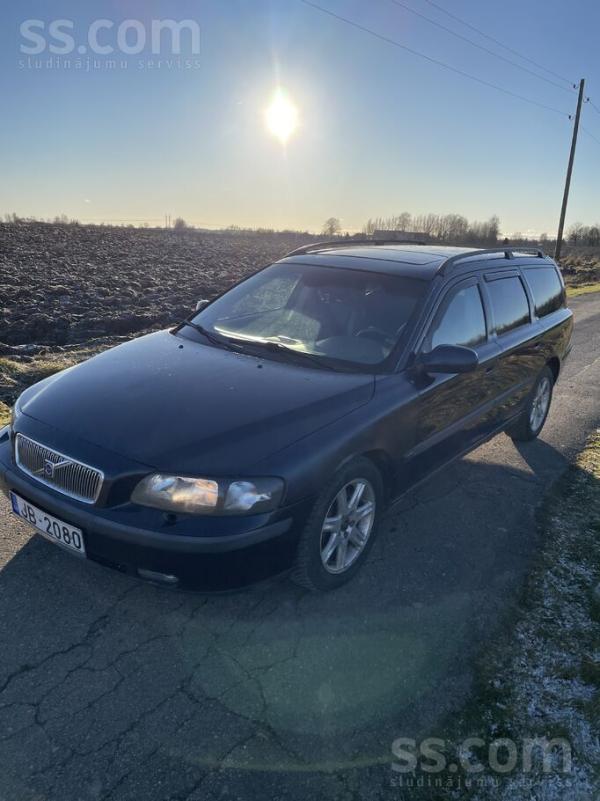 Blue Volvo V70 2002 in Saldus, with an engine capacity of 2.40 L and mileage of 0 thousand km for 1250 €, photo 2 on AUTOMOTO.COM.LV