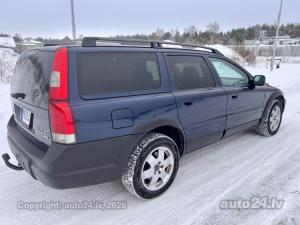 Blue Volvo V70 2002 in Tallinn, with an engine capacity of 2.40 L and mileage of 339 thousand km for 1990 €, photo 3 on AUTOMOTO.COM.LV