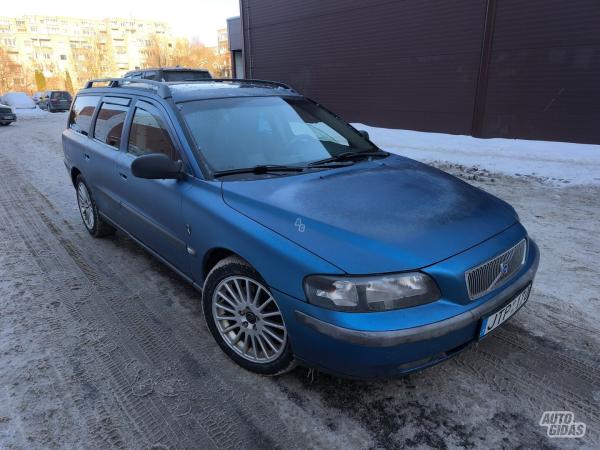 Zils Volvo V70 2002 Viļņa, ar dzinēja tilpumu 2.40 L un nobraukumu 440 tūkst. km par 980 €, foto 1 vietnē AUTOMOTO.COM.LV
