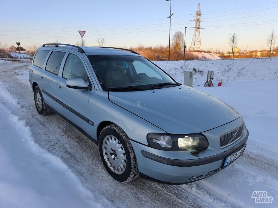 Blue Volvo V70 2002 in Vilnius, with an engine capacity of 2.40 L and mileage of 411 thousand km for 730 €, photo 1 on AUTOMOTO.COM.LV