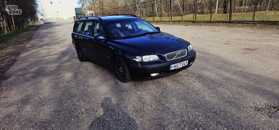 Blue Volvo V70 2002 in Ukmerge, with an engine capacity of 2.40 L and mileage of 423 thousand km for 700 €, photo 3 on AUTOMOTO.COM.LV