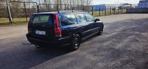 Blue Volvo V70 2002 in Ukmerge, with an engine capacity of 2.40 L and mileage of 423 thousand km for 700 €, photo 4 on AUTOMOTO.COM.LV