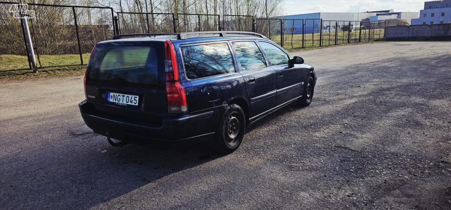 Blue Volvo V70 2002 in Ukmerge, with an engine capacity of 2.40 L and mileage of 423 thousand km for 700 €, photo 4 on AUTOMOTO.COM.LV