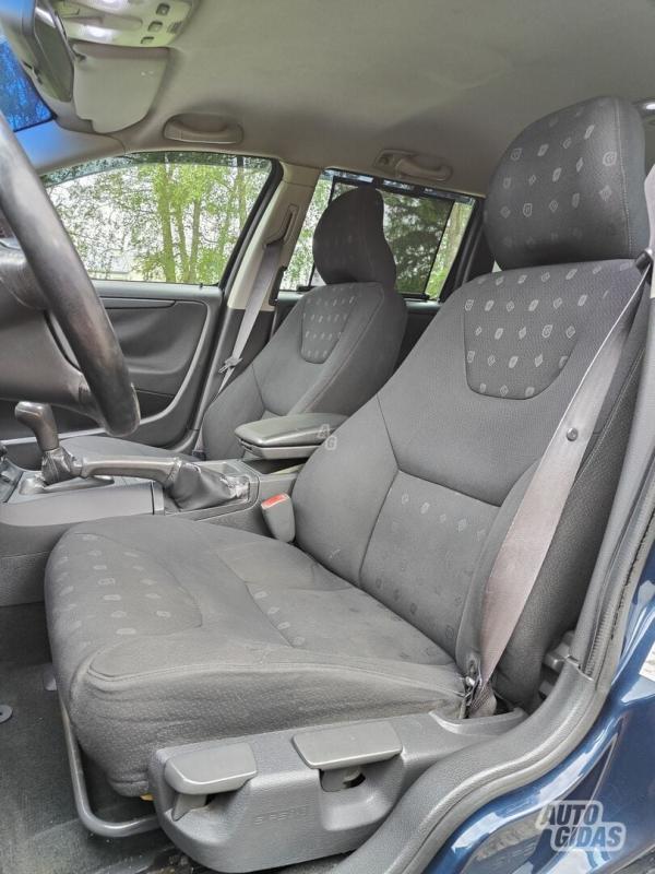 Zils Volvo V70 2002 Viļņa, ar dzinēja tilpumu 2.40 L un nobraukumu 406 tūkst. km par 1350 €, foto 7 vietnē AUTOMOTO.COM.LV