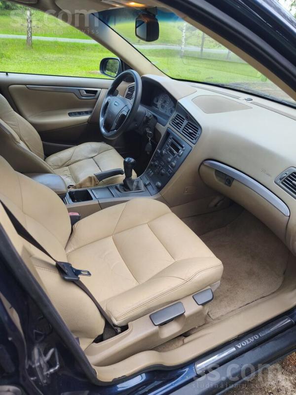 Zils Volvo V70 2002 Rīga, ar dzinēja tilpumu 2.40 L un nobraukumu 415 tūkst. km par 1450 €, foto 10 vietnē AUTOMOTO.COM.LV