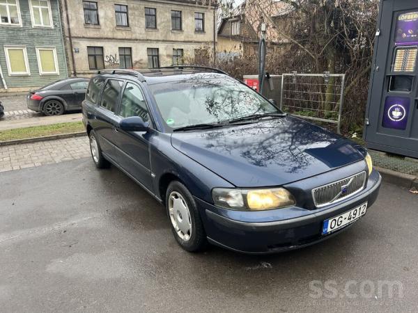Zils Volvo V70 2002 Ogre, ar dzinēja tilpumu 2.40 L un nobraukumu 229 tūkst. km par 650 €, foto 1 vietnē AUTOMOTO.COM.LV