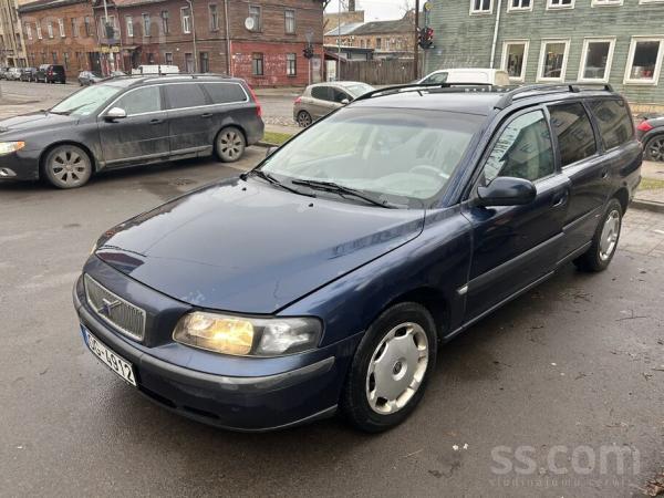 Zils Volvo V70 2002 Ogre, ar dzinēja tilpumu 2.40 L un nobraukumu 229 tūkst. km par 650 €, foto 2 vietnē AUTOMOTO.COM.LV