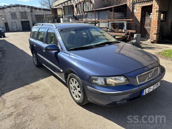 Blue Volvo V70 2002 in Jurmala, with an engine capacity of 2.40 L and mileage of 311 thousand km for 850 €, photo 2 on AUTOMOTO.COM.LV