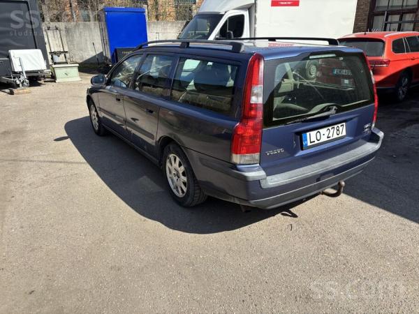 Blue Volvo V70 2002 in Jurmala, with an engine capacity of 2.40 L and mileage of 311 thousand km for 850 €, photo 4 on AUTOMOTO.COM.LV