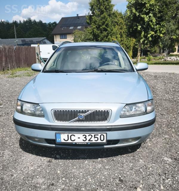 Blue Volvo V70 2002 in Riga, with an engine capacity of 2.40 L and mileage of 305 thousand km for 1600 €, photo 2 on AUTOMOTO.COM.LV