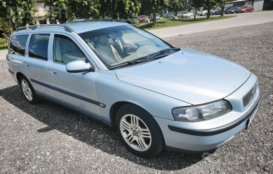 Blue Volvo V70 2002 in Riga, with an engine capacity of 2.40 L and mileage of 305 thousand km for 1600 €, photo 4 on AUTOMOTO.COM.LV
