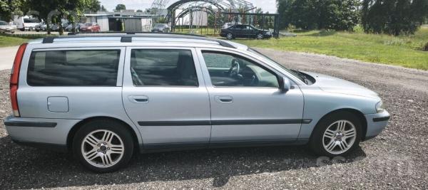 Blue Volvo V70 2002 in Riga, with an engine capacity of 2.40 L and mileage of 305 thousand km for 1600 €, photo 4 on AUTOMOTO.COM.LV