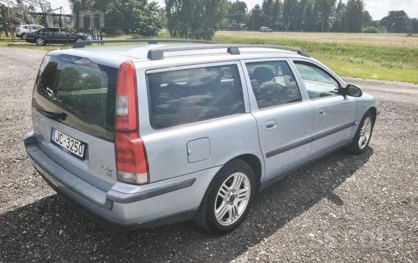 Blue Volvo V70 2002 in Riga, with an engine capacity of 2.40 L and mileage of 305 thousand km for 1600 €, photo 5 on AUTOMOTO.COM.LV