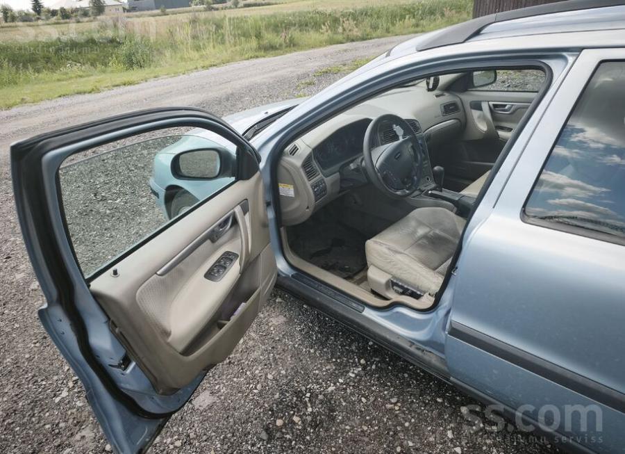 Blue Volvo V70 2002 in Riga, with an engine capacity of 2.40 L and mileage of 305 thousand km for 1600 €, photo 8 on AUTOMOTO.COM.LV