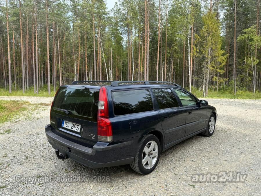 Blue Volvo V70 2002 in Tallinn, with an engine capacity of 2.40 L and mileage of 400 thousand km for 1500 €, photo 4 on AUTOMOTO.COM.LV