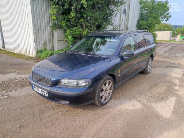 Blue Volvo V70 2002 in Vilnius, with an engine capacity of 2.40 L and mileage of 425 thousand km for 1000 €, photo 1 on AUTOMOTO.COM.LV