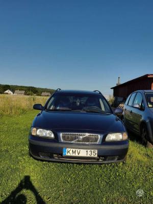 Zils Volvo V70 2002 Viļņa, ar dzinēja tilpumu 2.40 L un nobraukumu 550 tūkst. km par 600 €, foto  vietnē AUTOMOTO.COM.LV