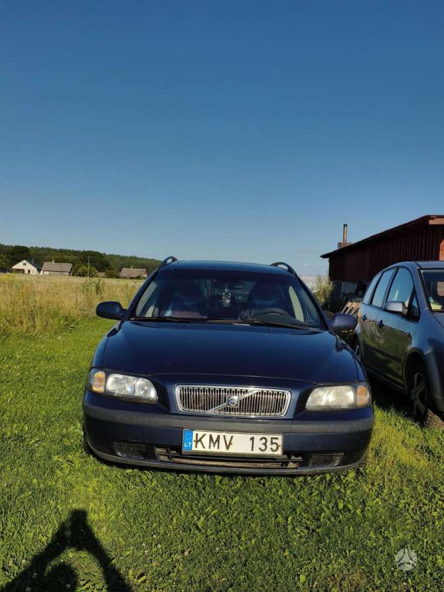 Zils Volvo V70 2002 Viļņa, ar dzinēja tilpumu 2.40 L un nobraukumu 550 tūkst. km par 600 €, foto 1 vietnē AUTOMOTO.COM.LV
