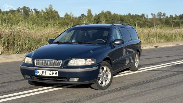 Zils Volvo V70 2002 Viļņa, ar dzinēja tilpumu 2.40 L un nobraukumu 381 tūkst. km par 1250 €, foto 2 vietnē AUTOMOTO.COM.LV