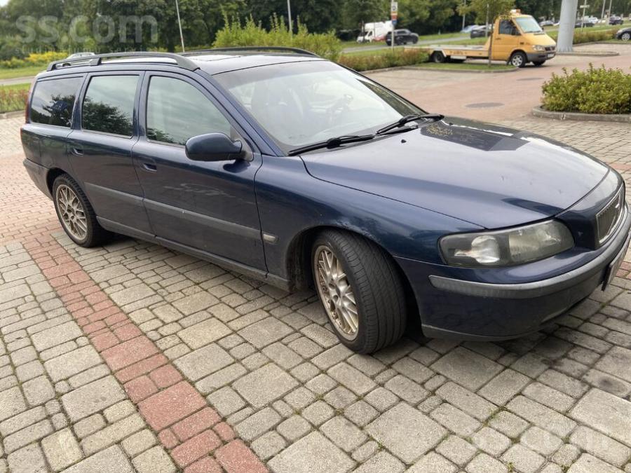 Zils Volvo V70 2002 Rīga, ar dzinēja tilpumu 2.40 L un nobraukumu 601 tūkst. km par 1100 €, foto 1 vietnē AUTOMOTO.COM.LV