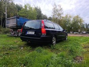 Zils Volvo V70 2002 Jūrmala, ar dzinēja tilpumu 2.40 L un nobraukumu 285 tūkst. km par 2200 €, foto  vietnē AUTOMOTO.COM.LV