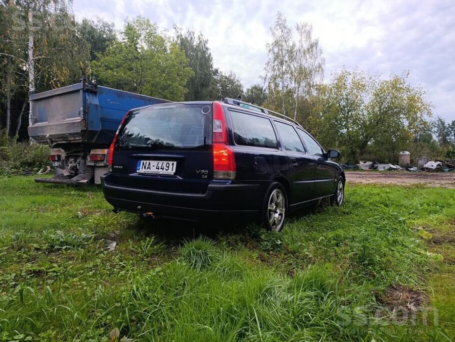 Zils Volvo V70 2002 Jūrmala, ar dzinēja tilpumu 2.40 L un nobraukumu 285 tūkst. km par 2200 €, foto 1 vietnē AUTOMOTO.COM.LV